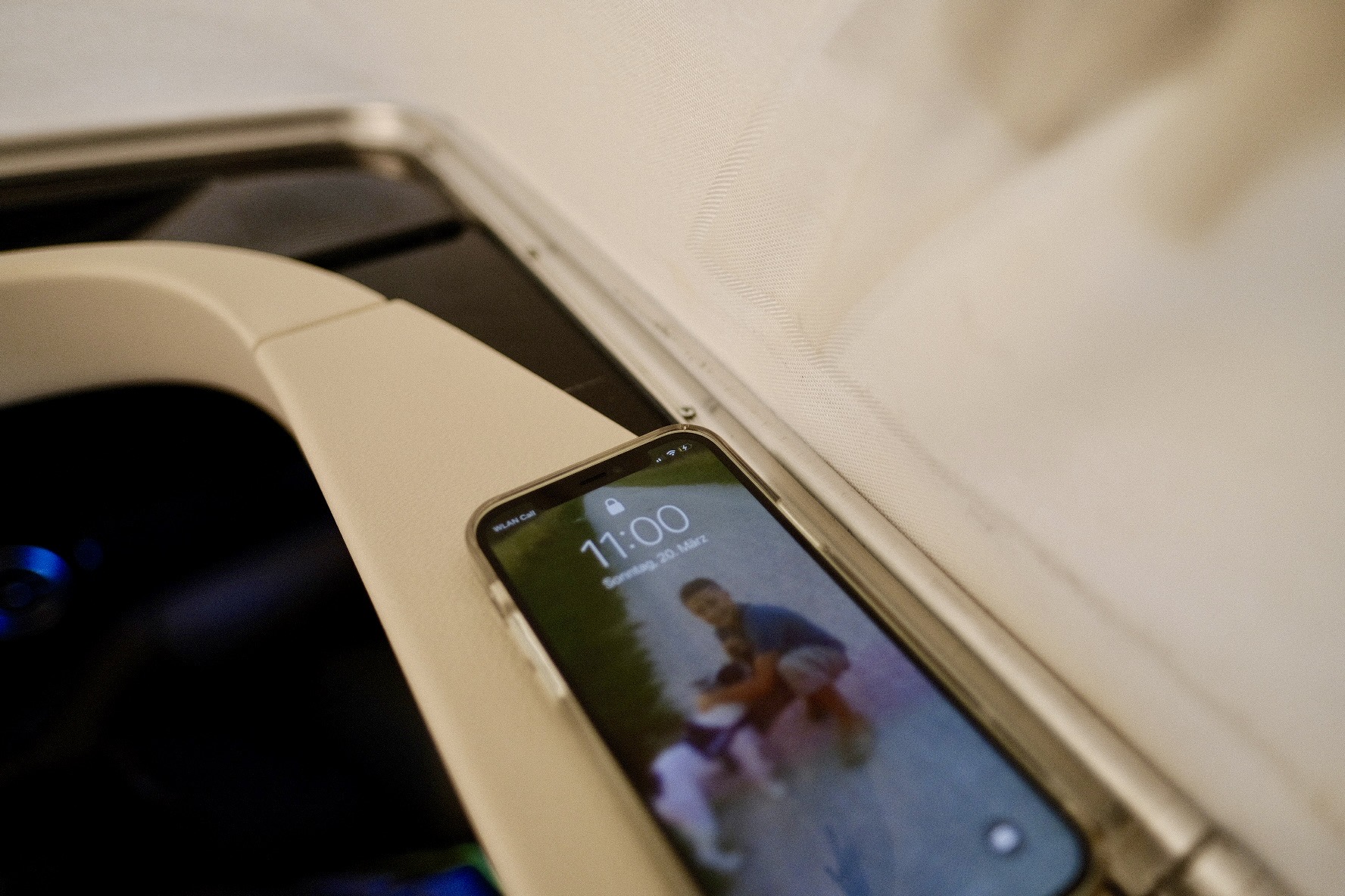 Smartphone kabellos laden im Aufstelldach des Mercedes-Benz Marco Polo ...