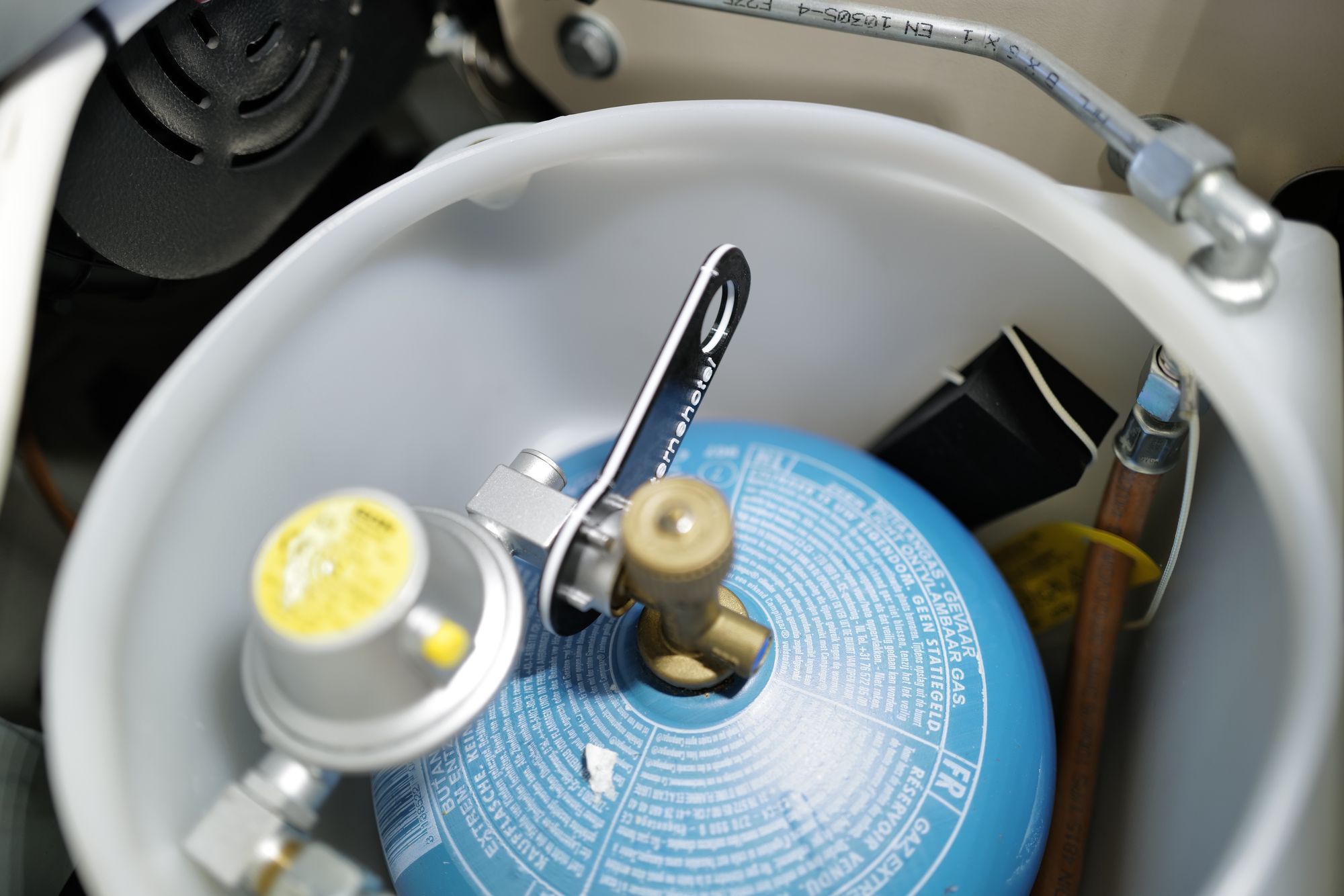 Gas cylinder connection Tool for opening and closing gas connection lines